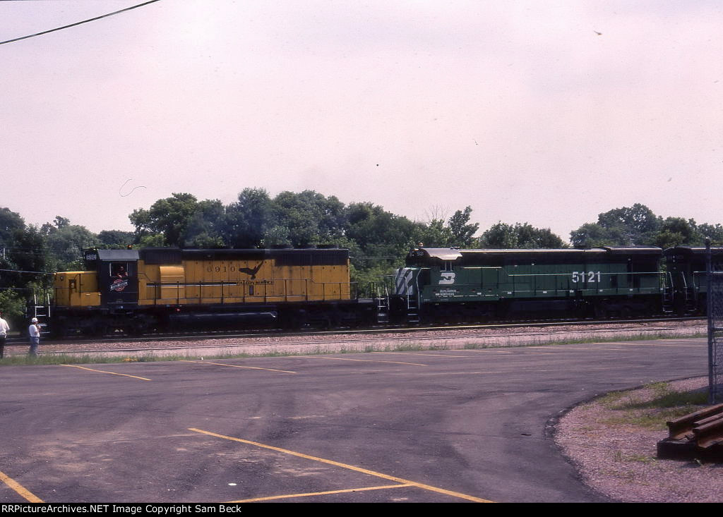 CNW 6910 and BN 5121